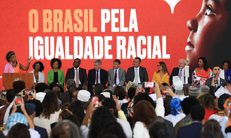 Lula assina pacote de medidas voltados à igualdade racial | Brasil ...