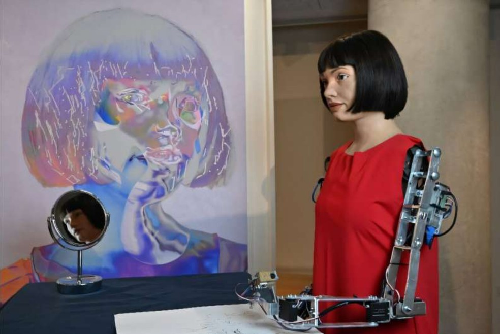 Robô humanoide afirma que não pretende 'substituir artistas humanos'
