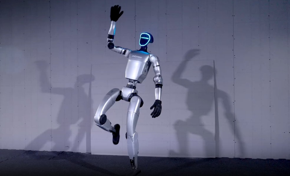 Empresário viraliza nas redes sociais com robô humanoide de R$ 400 mil ...