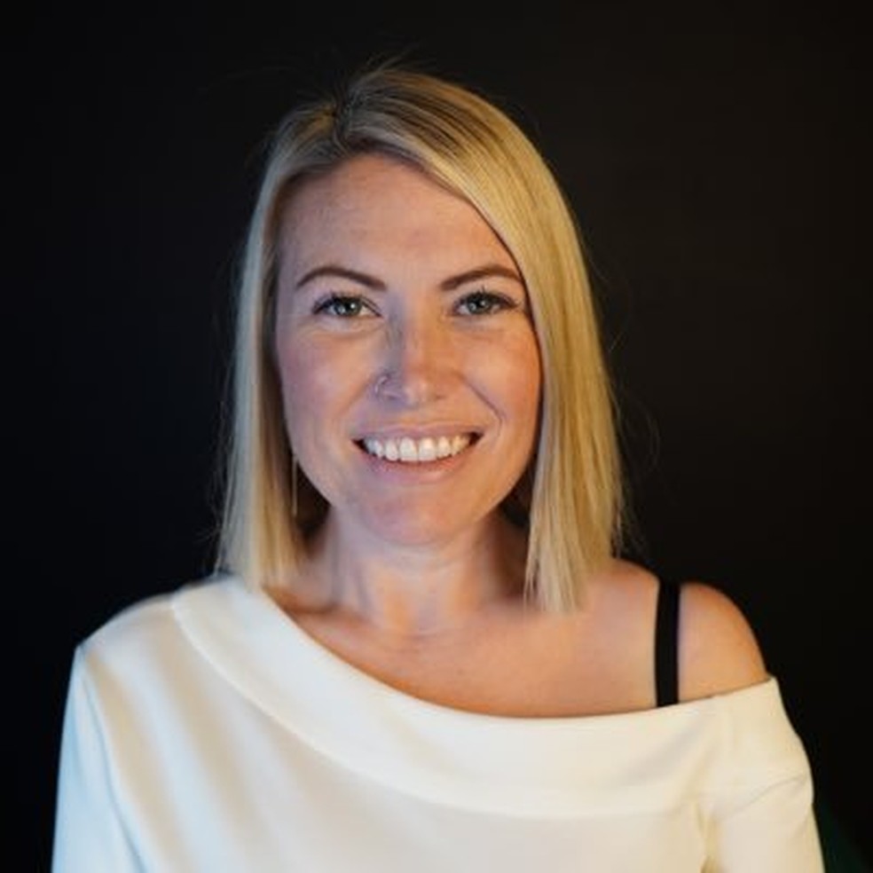 Ex-diretora do Twitter que viralizou ao dormir no chão diz que Musk ...