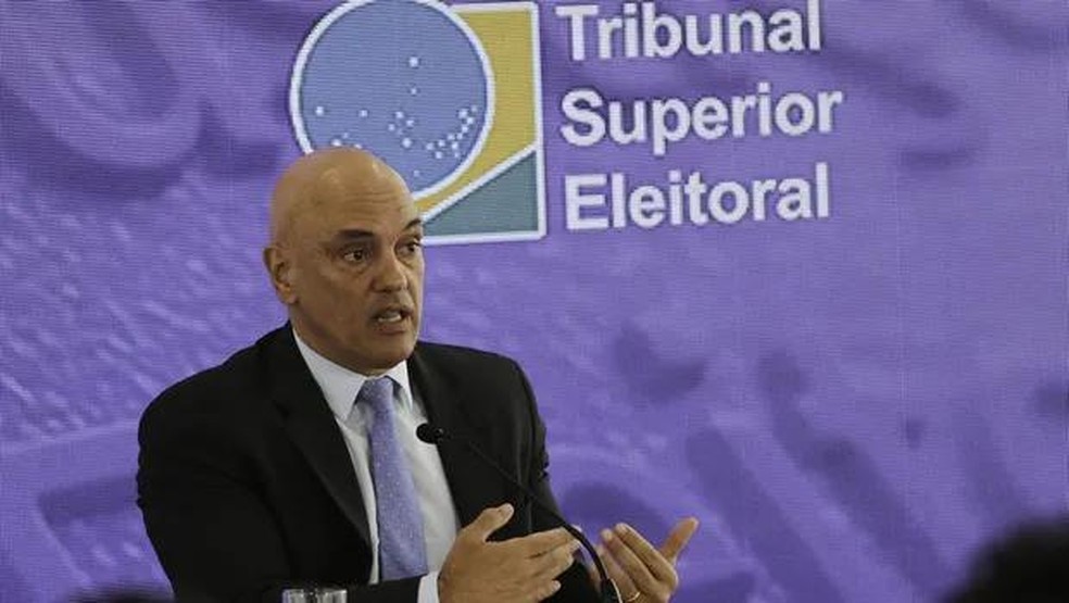 Com base em nova resolução contra fake news, Moraes manda remover 135 posts
