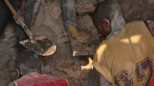 Por dentro da mina controlada por rebeldes que garante o funcionamento ...