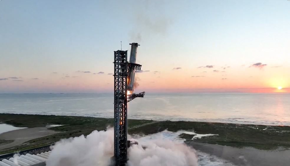 SpaceX consegue capturar propulsor de foguete da Starship com manobra ...