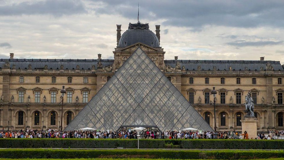 Roubo no Louvre: o que se sabe sobre o crime no museu de Paris