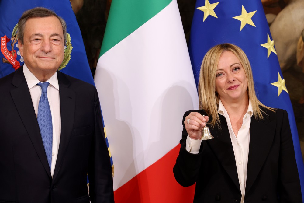 Mario Draghi encerra 20 meses de governo sob aplausos