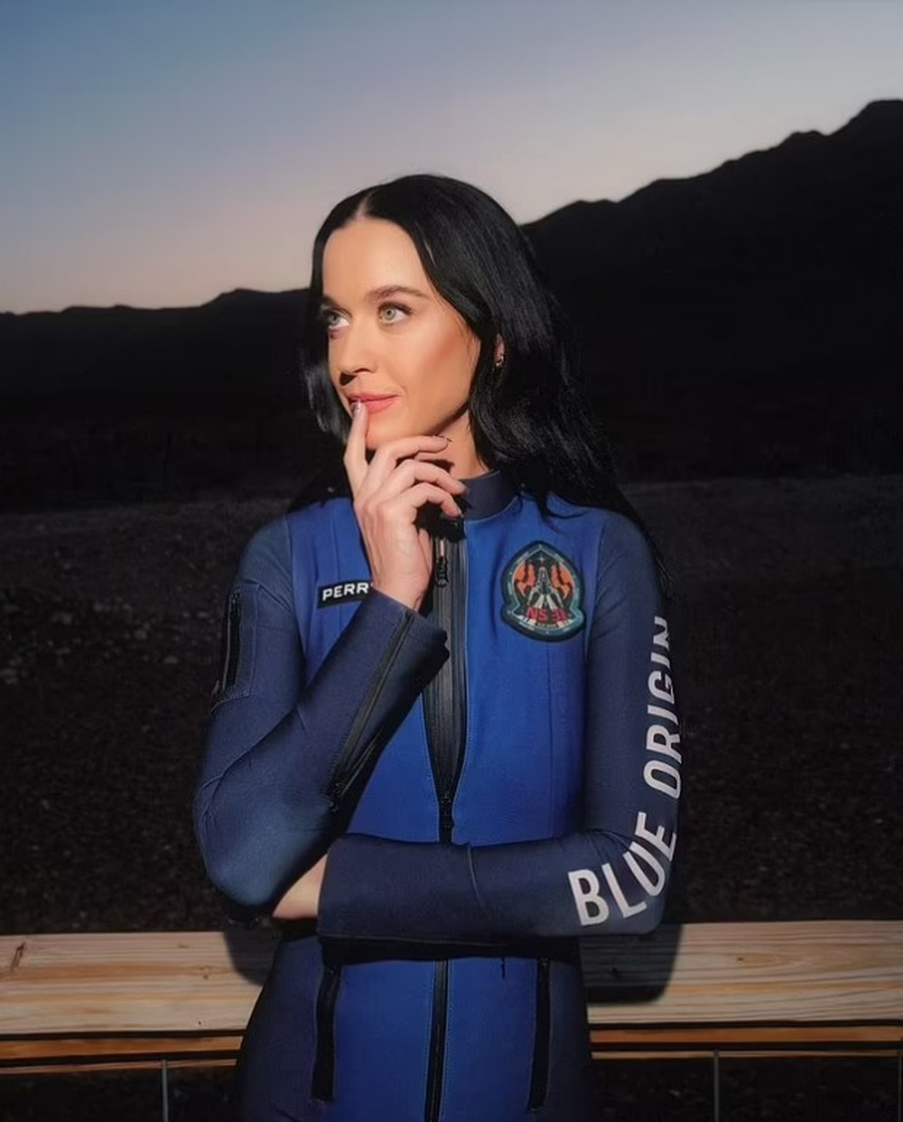 'Você é corajosa, você é ousada': Katy Perry posta fotos com traje espacial para missão feminina ...