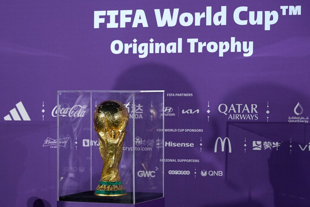 Taça original da Copa do Mundo chega ao Brasil e ficará exposta até domingo