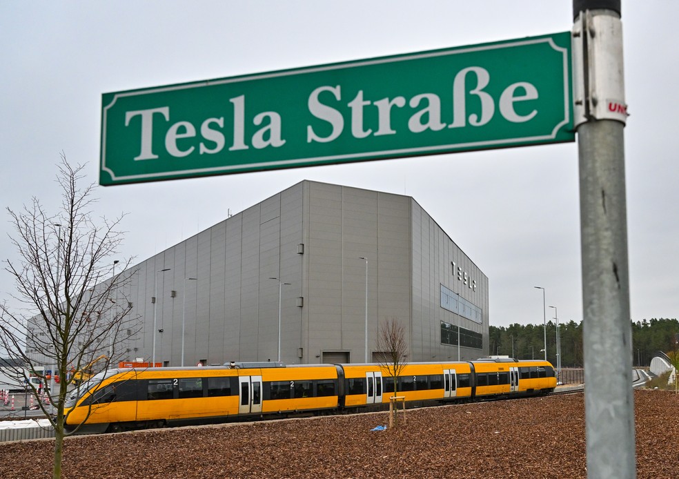 Giga Train: Tesla, de Elon Musk, estreia trem 100% elétrico na Alemanha ...