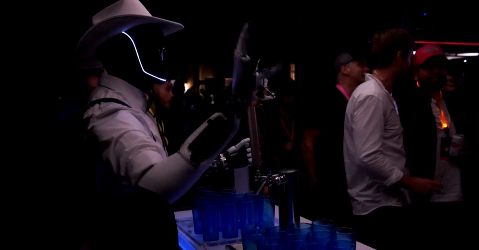 Optimus: robô humanoide da Tesla dança e serve bebidas durante evento ...
