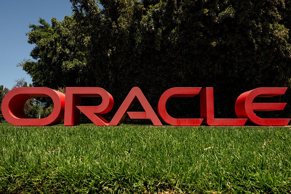 Detritos de interceptação aérea atingem prédio da Oracle em Dubai