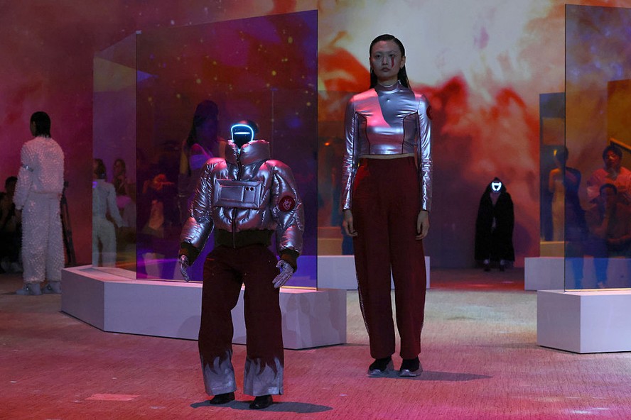 Robôs humanoides dividem passarela com modelos em desfile de moda na ...