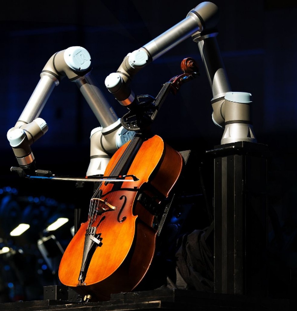 Robô toca violoncelo com orquestra sinfônica na Suécia pela primeira ...