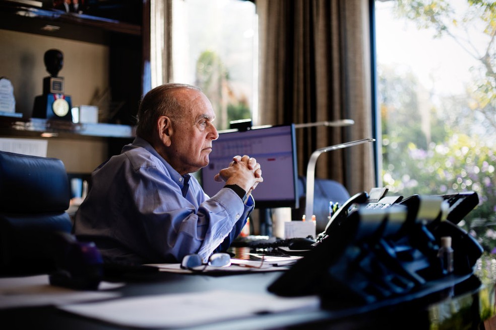 Bilionário ameaça interromper doações à Universidade de Columbia após ...