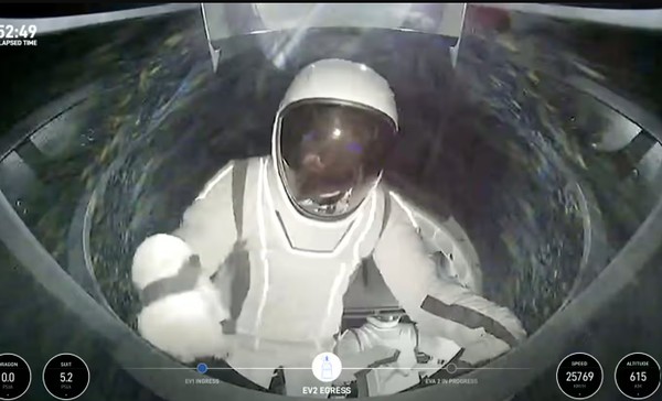 Quem é Sarah Gillis, primeira mulher a fazer uma caminhada privada no ...