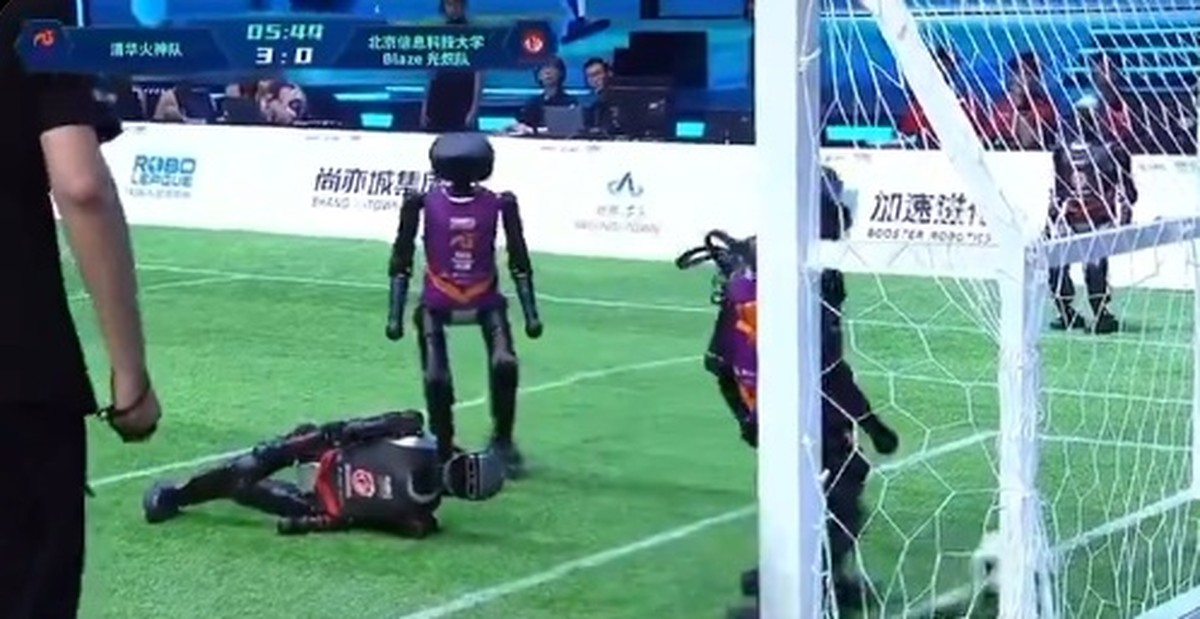 Robôs humanoides jogam campeonato de futebol de forma desajeitada em ...