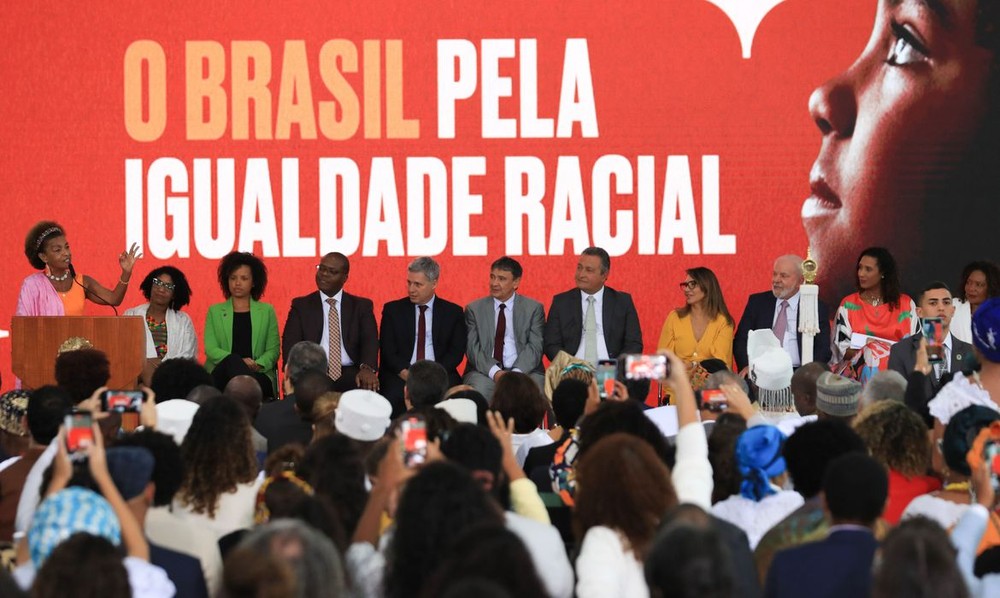 Lula assina pacote de medidas voltados à igualdade racial | Brasil ...
