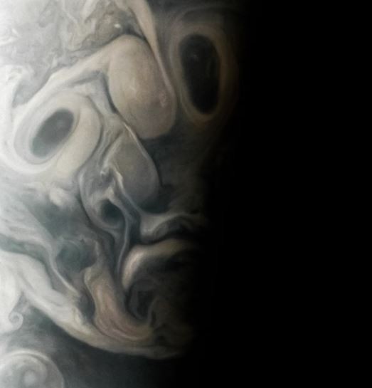 NASA divulga imagem de Júpiter com rosto fantasmagórico que lembra ...