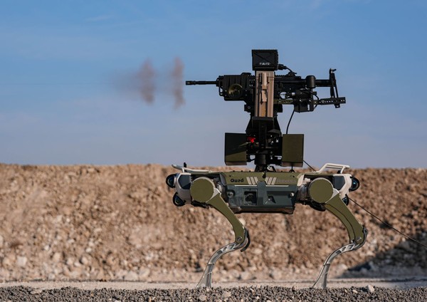 Guerra do futuro terá cães-robôs equipados com armas, lancha-chamas e ...