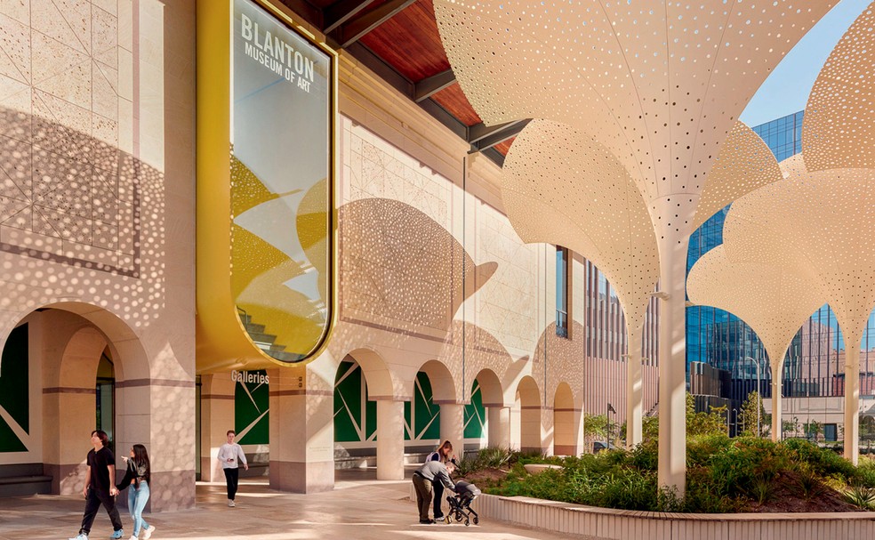 Museu no Texas ganha esculturas em forma de pétalas que coletam água da ...