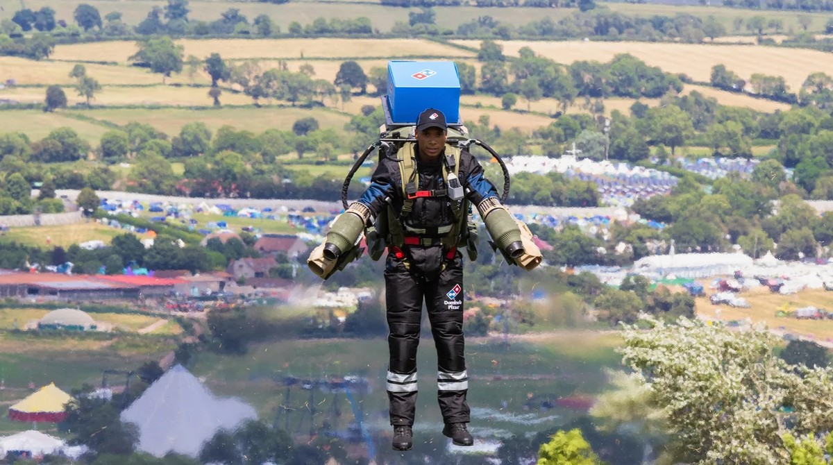 Entregadores usam jetpack para delivery de pizzas em festival de música ...