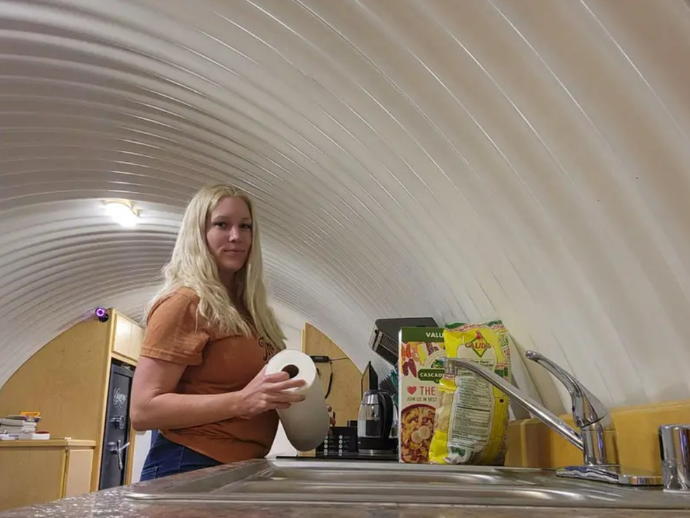 Mulher mora em um bunker na Califórnia para economizar R$ 10 mil por mês