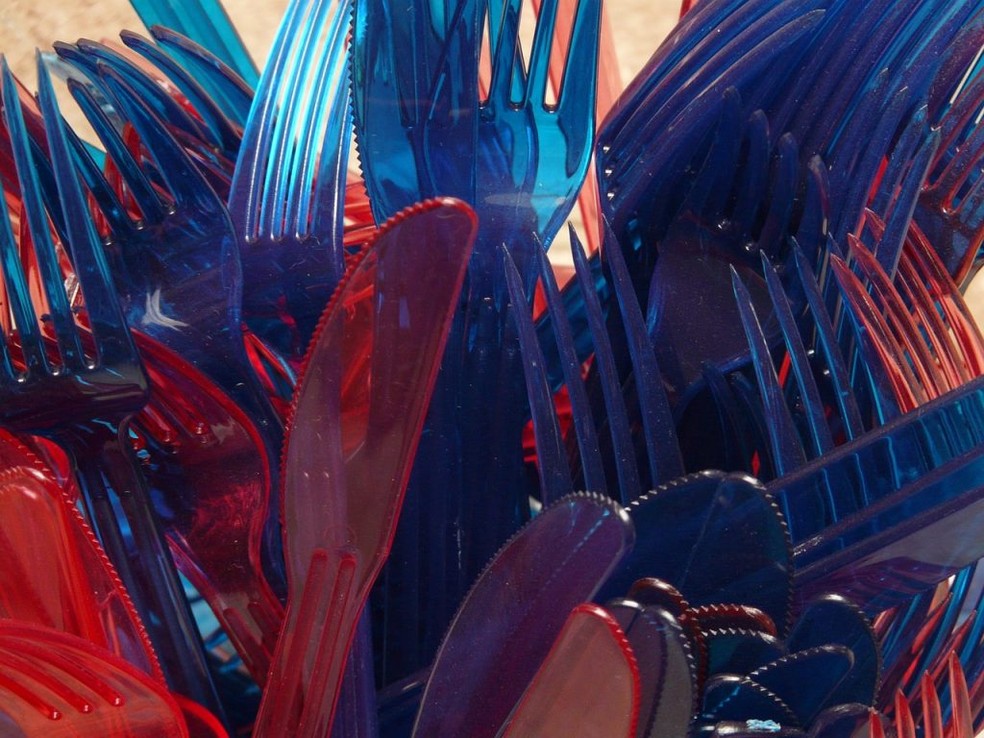 Inglaterra vai banir todo uso e venda de talheres e pratos descartáveis ...