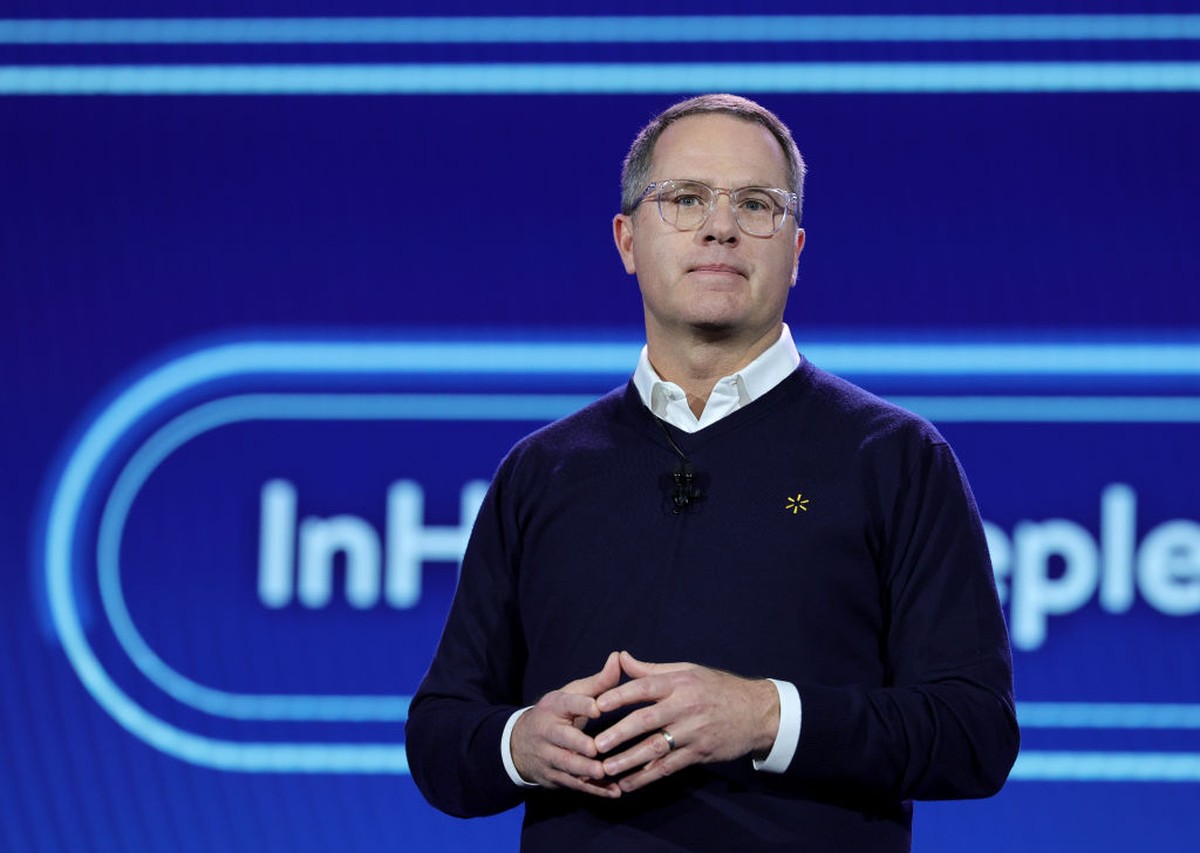 Com remuneração anual de R$ 137 milhões, CEO do Walmart ganhou quase ...