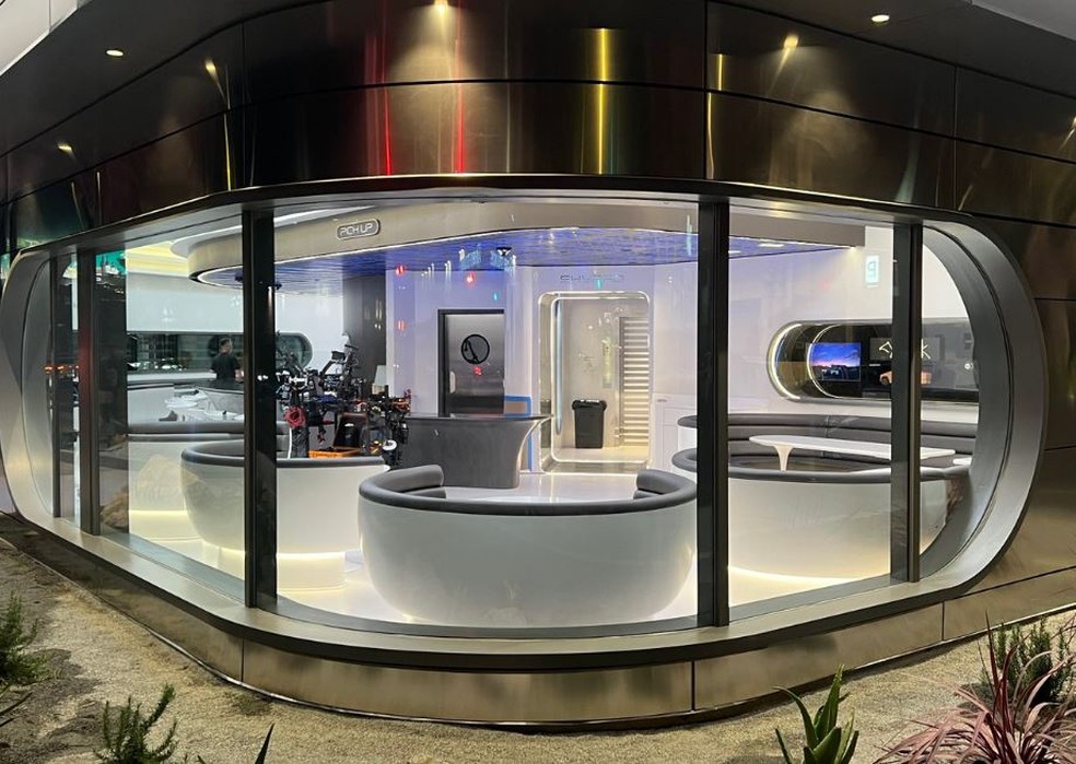 O diner de Musk: Tesla abre restaurante drive-in em Hollywood com 80 ...