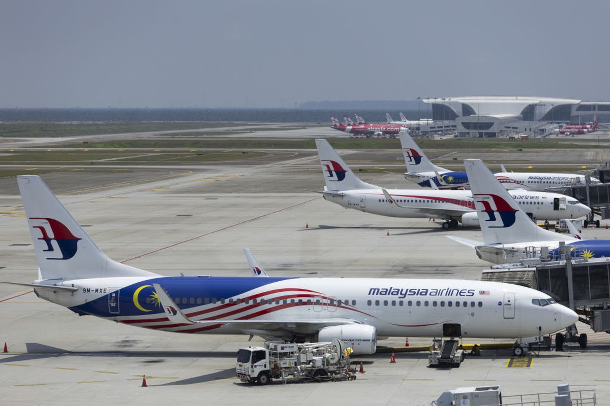 Motor de Boeing da Malaysia Airlines pega fogo 15 minutos após ...