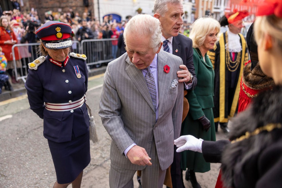 Homem é detido após ovos serem atirados no rei Charles na Inglaterra