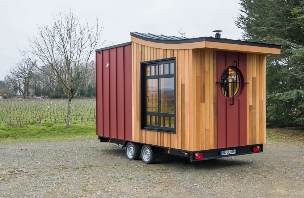 Você moraria? Casa minúscula sobre rodas comporta banheiro, cozinha e ...
