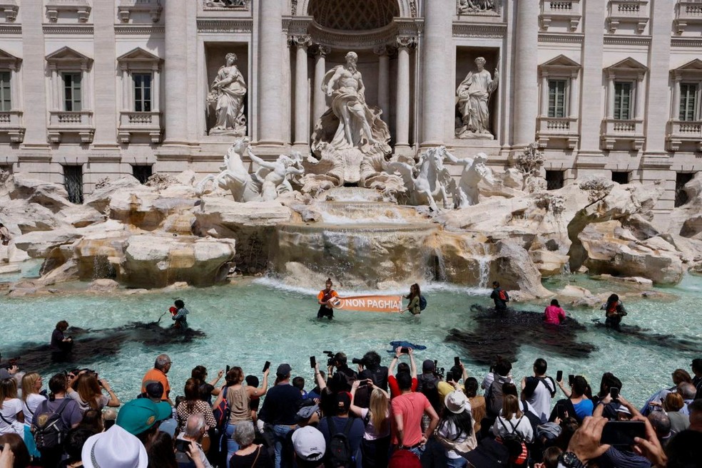 Ativistas jogam líquido preto na Fontana di Trevi | Um Só Planeta ...