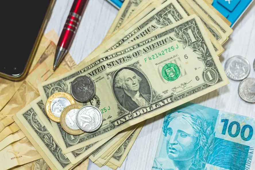 Por que o dólar está caindo? Entenda os fatores que explicam o movimento