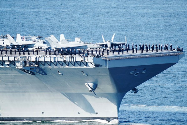 Conheça o USS Gerald R. Ford, maior navio de guerra do mundo enviado ...