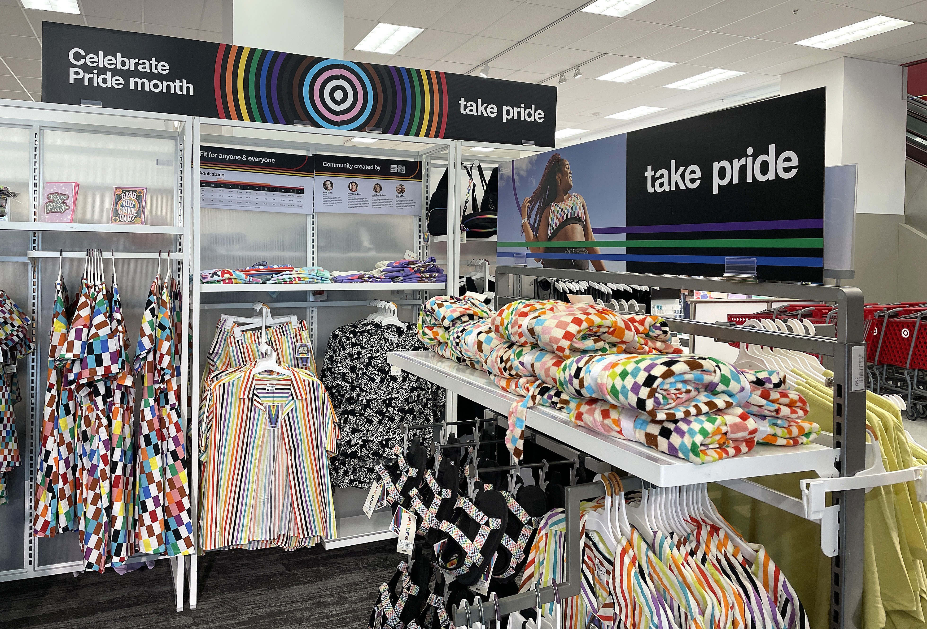 Depois de Target retirar produtos LGBT de sua lojas, designer acusa a ...