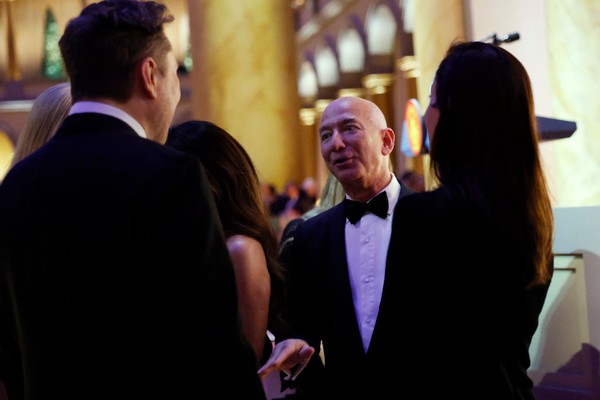 Mark Zuckerberg, Tim Cook, Jeff Bezos e Elon Musk comparecem à posse de ...