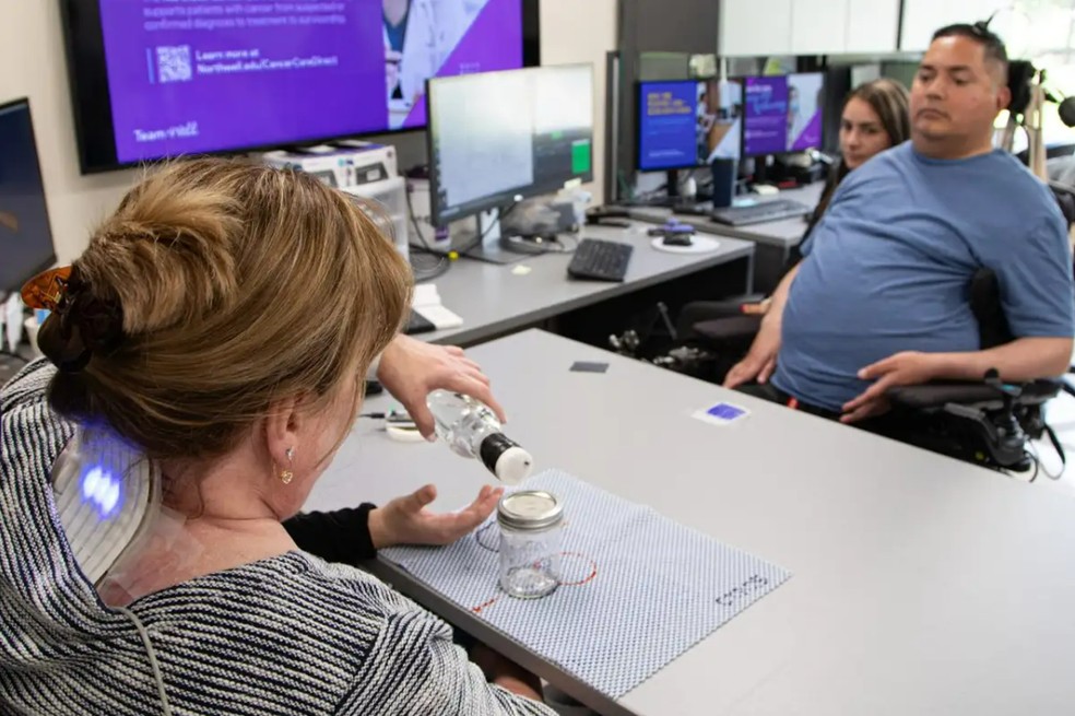 Pela primeira vez, homem com paralisia consegue sentir objetos por meio ...