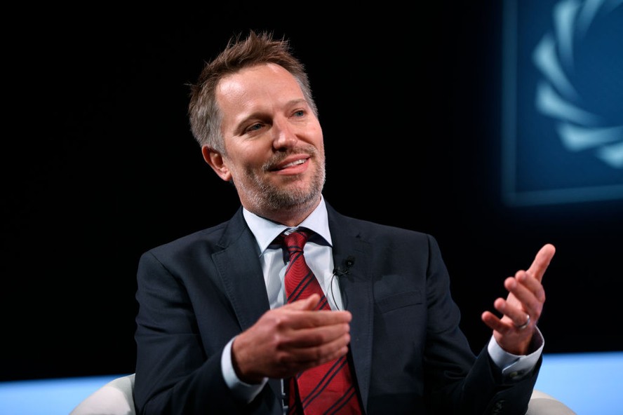 Diploma perde peso: CEO do LinkedIn diz que IA e habilidades humanas definirão o futuro do trabalho