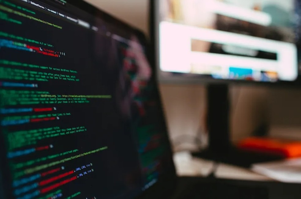 Quer programar mas não entende de código? Conheça IAs que ajudam quem ...