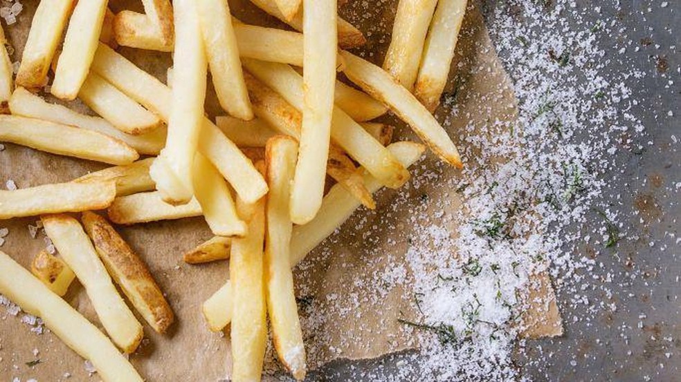 Como o sal afeta nosso organismo e provoca doenças; e o que a indústria ...