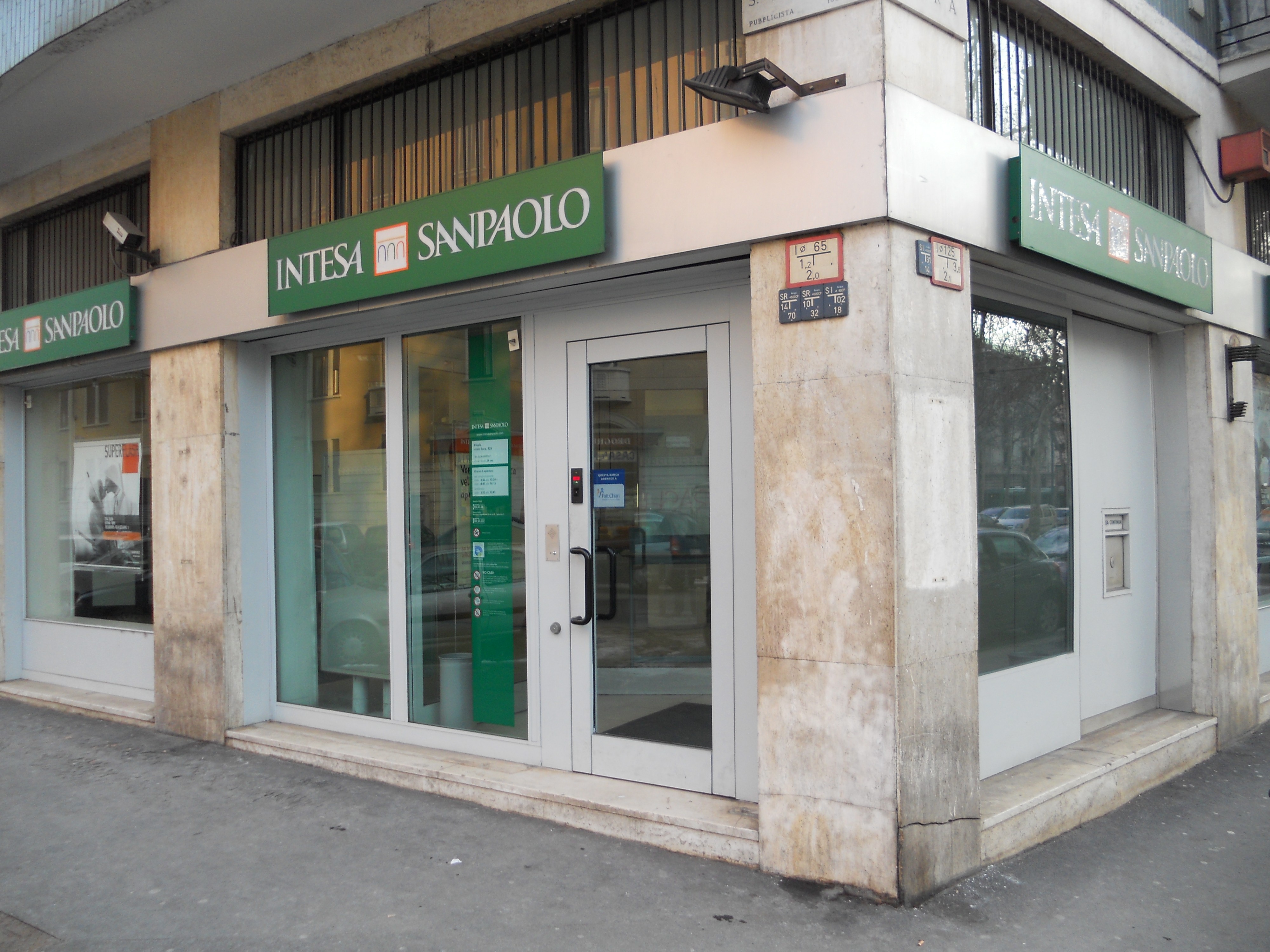 Banco italiano Intesa Sanpaolo compra romeno First Bank