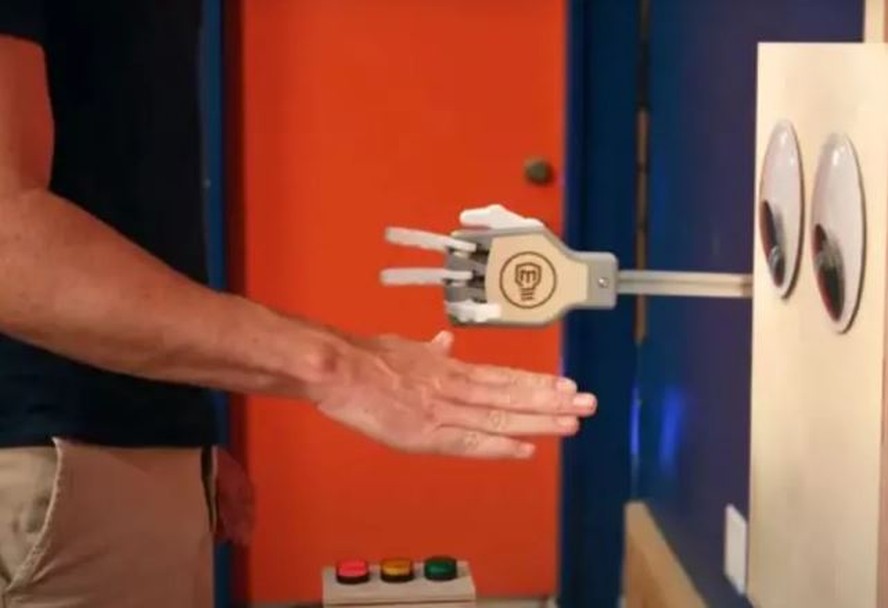 Conheça Rocky, o robô que nunca perde uma partida de 'pedra, papel e ...