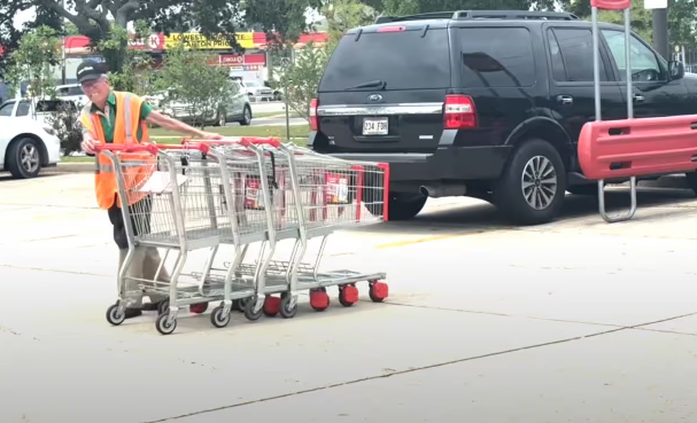 Doadores arrecadam R$ 1,2 milhão para dar a guardador de carrinhos de ...