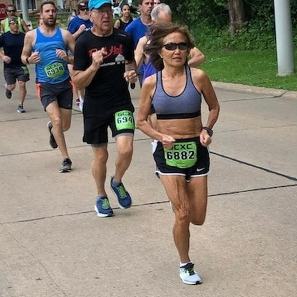 Ela tem 77 anos, mas condicionamento de uma jovem de 20. O que a ...