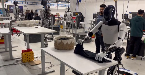 Elon Musk publica vídeo de robô humanoide da Tesla dobrando roupas; veja