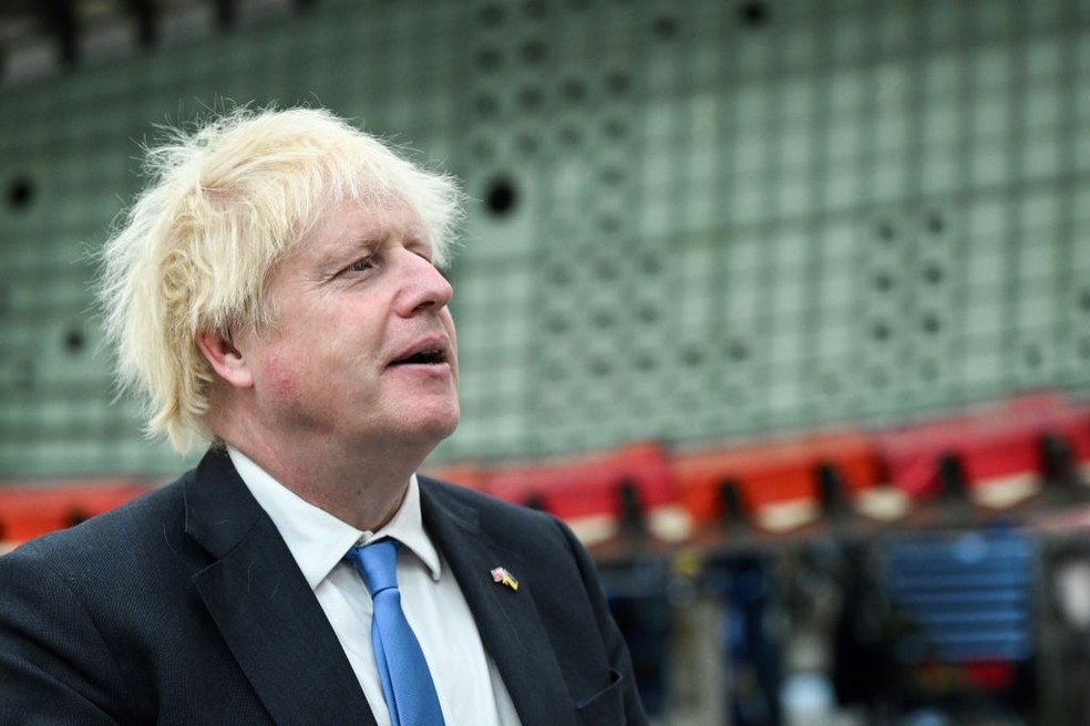 Boris Johnson volta ao Reino Unido de olho em retorno político