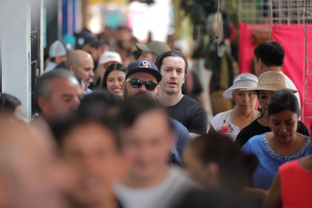 Multidões fazem fila para conhecer primeiro restaurante de taco ...
