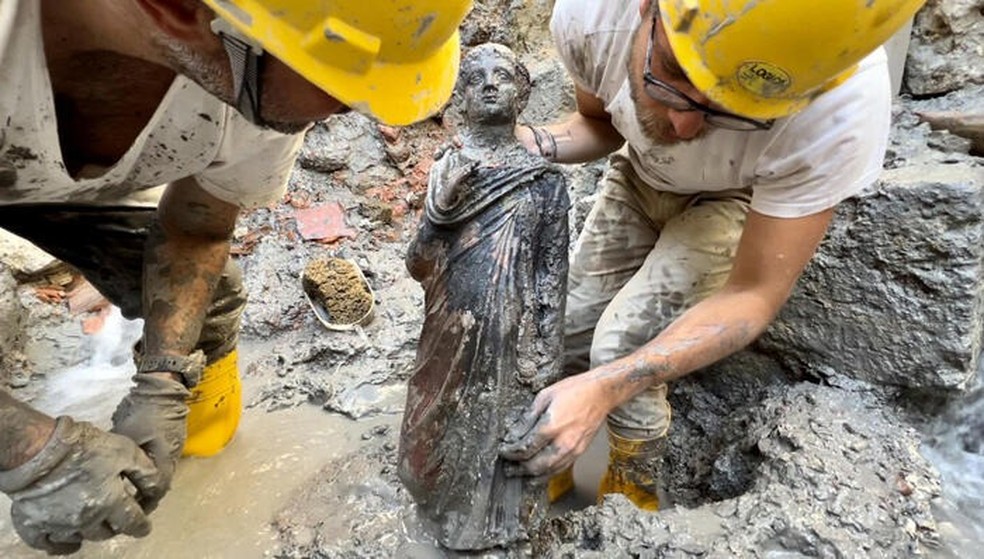 Estátuas antigas de bronze surgem na Toscana em descoberta "excepcional ...