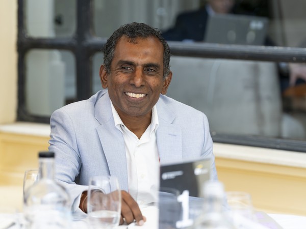 Indiano Vellayan Subbiah é eleito empreendedor do ano pelo prêmio EY ...