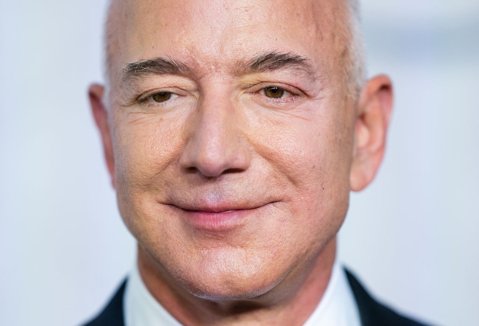 Corrida dos bilionários: Jeff Bezos ultrapassa Musk e se torna a ...